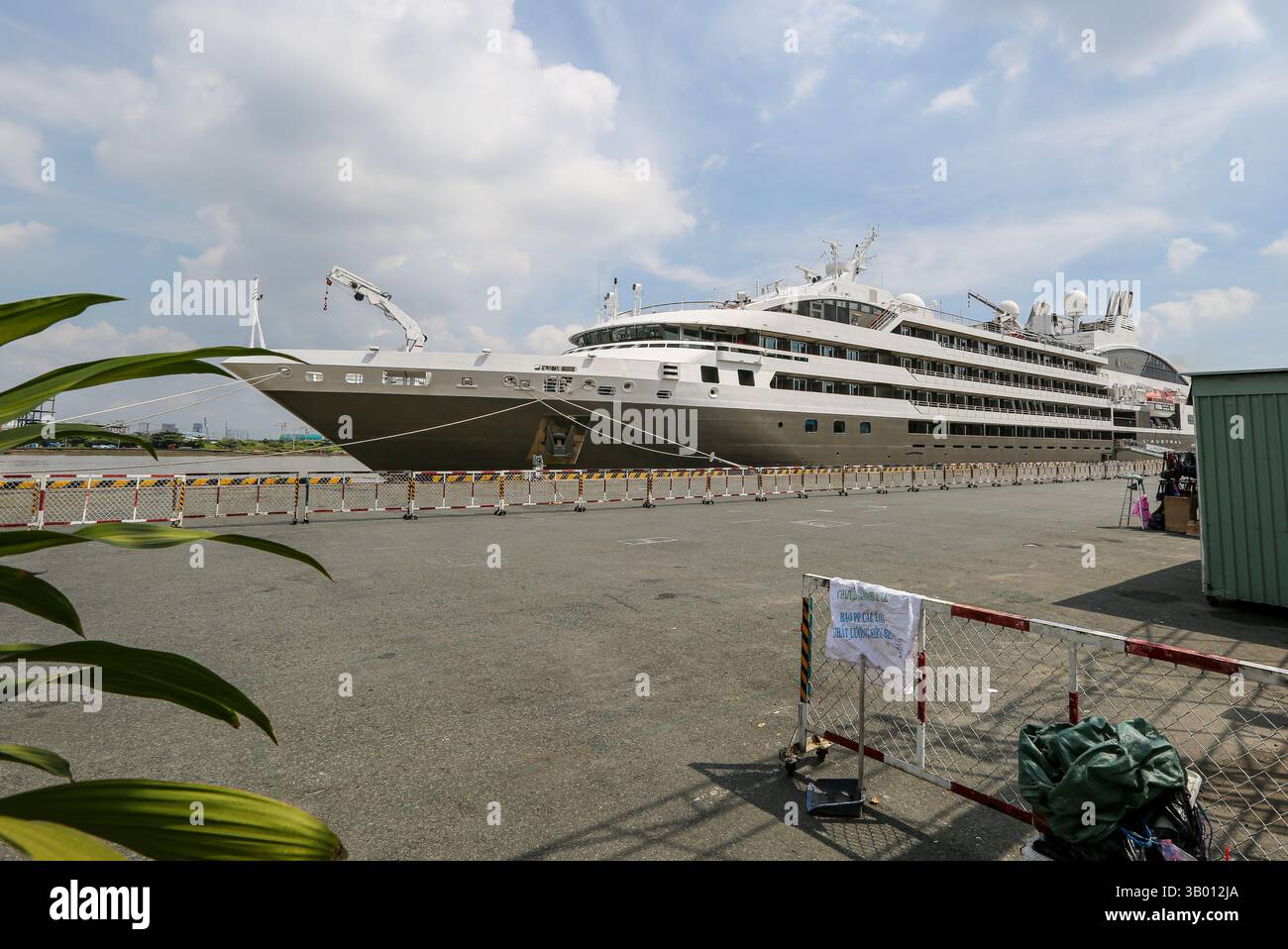 Luxury French cruise ship L'AUSTRAL (Ponant Explorations) moored in Ho ...