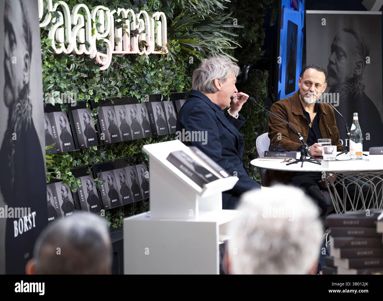 DEN HAAG - Soccer writer Hugo Borst (r) and Mathijs van Nieuwkerk (l ...