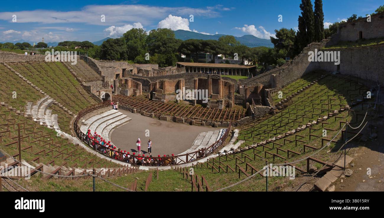 Teatro Grande amphitheatre, Pompei, Amalfi coast, Campania, Italië ...