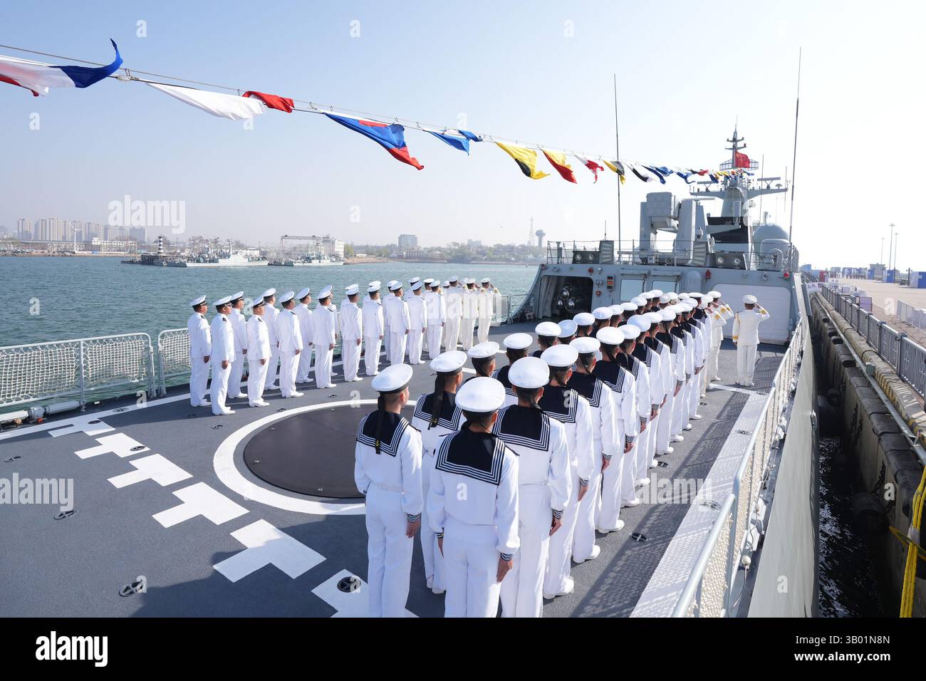 (250423) -- BEIJING, April 23, 2025 (Xinhua) -- Soldiers participate in ...