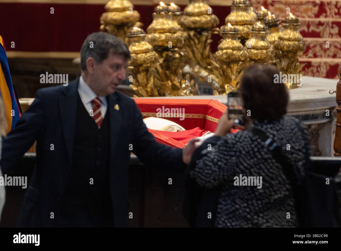 Rome, Italy. 23rd Apr, 2025. Faithful pay homage to Pope Francis inside ...
