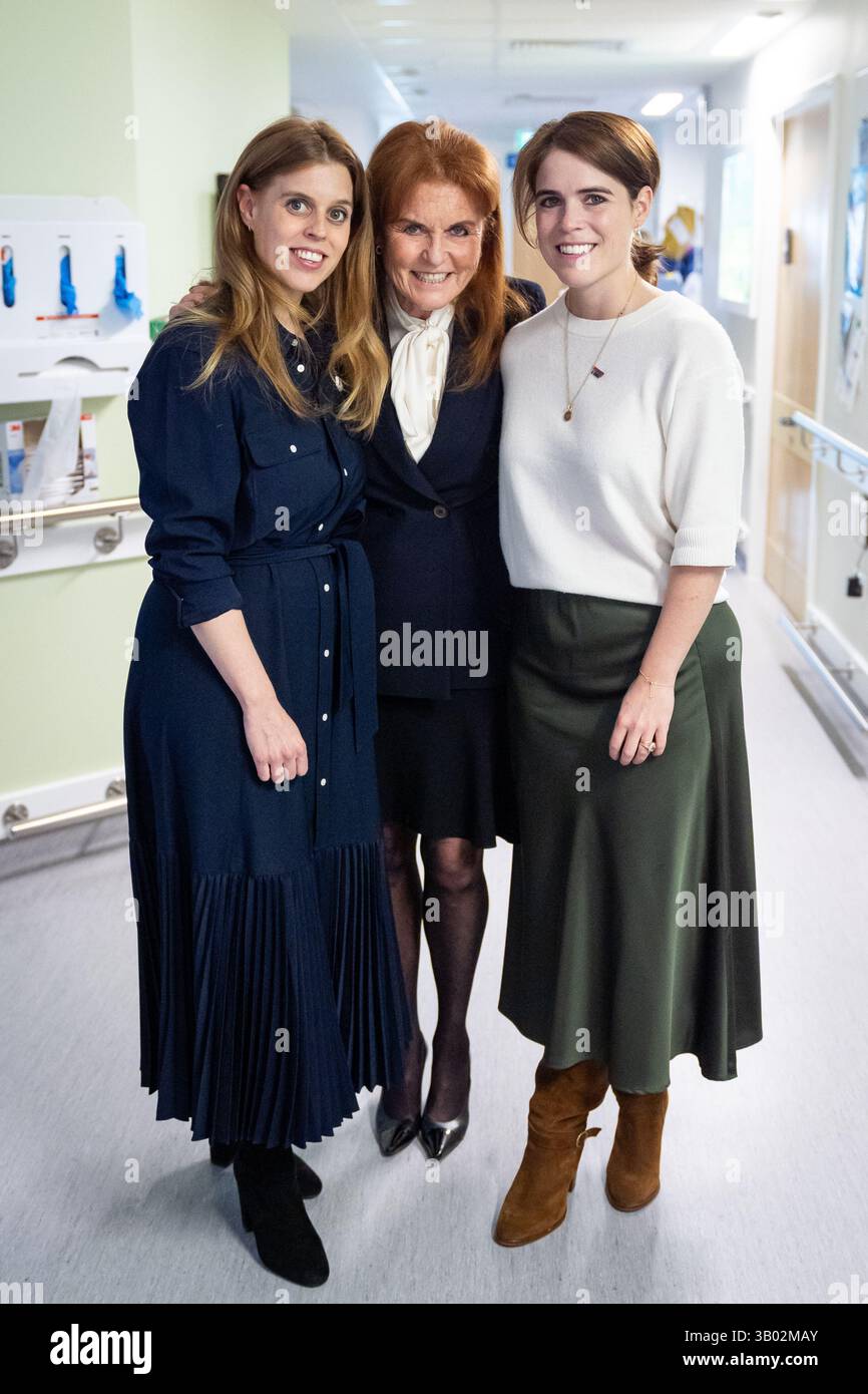 Sarah, Duchess of York with her daughters Princess Beatrice and ...