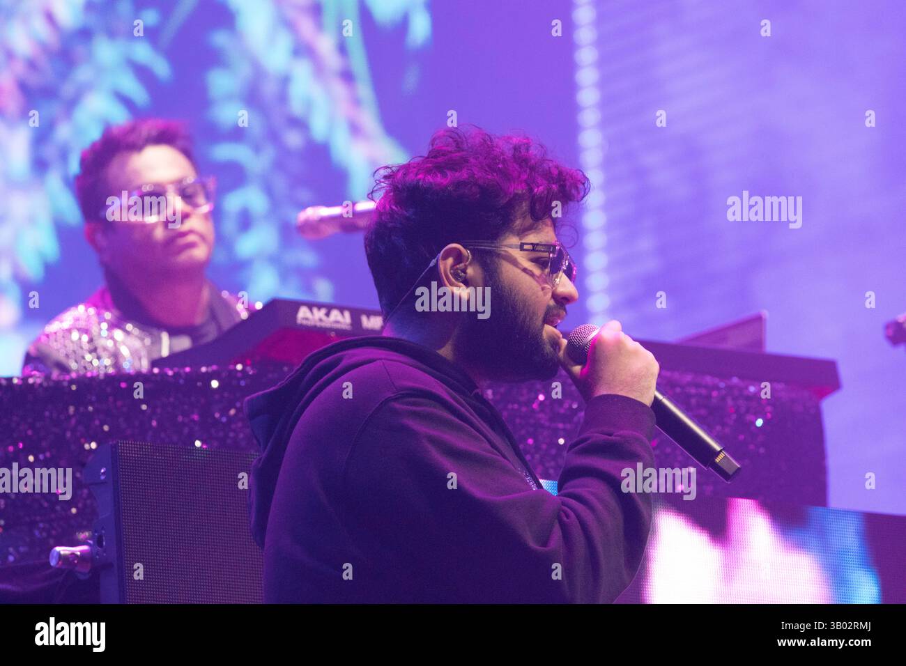 Ameen Rahman singing at a concert of his father A. R. Rahman (Slumdog ...