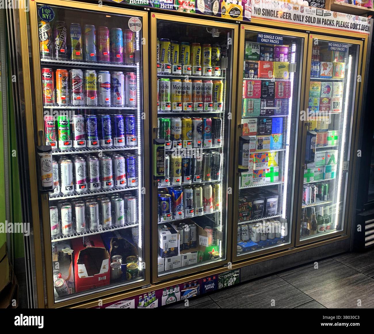 Grocery store beer hi-res stock photography and images - Alamy