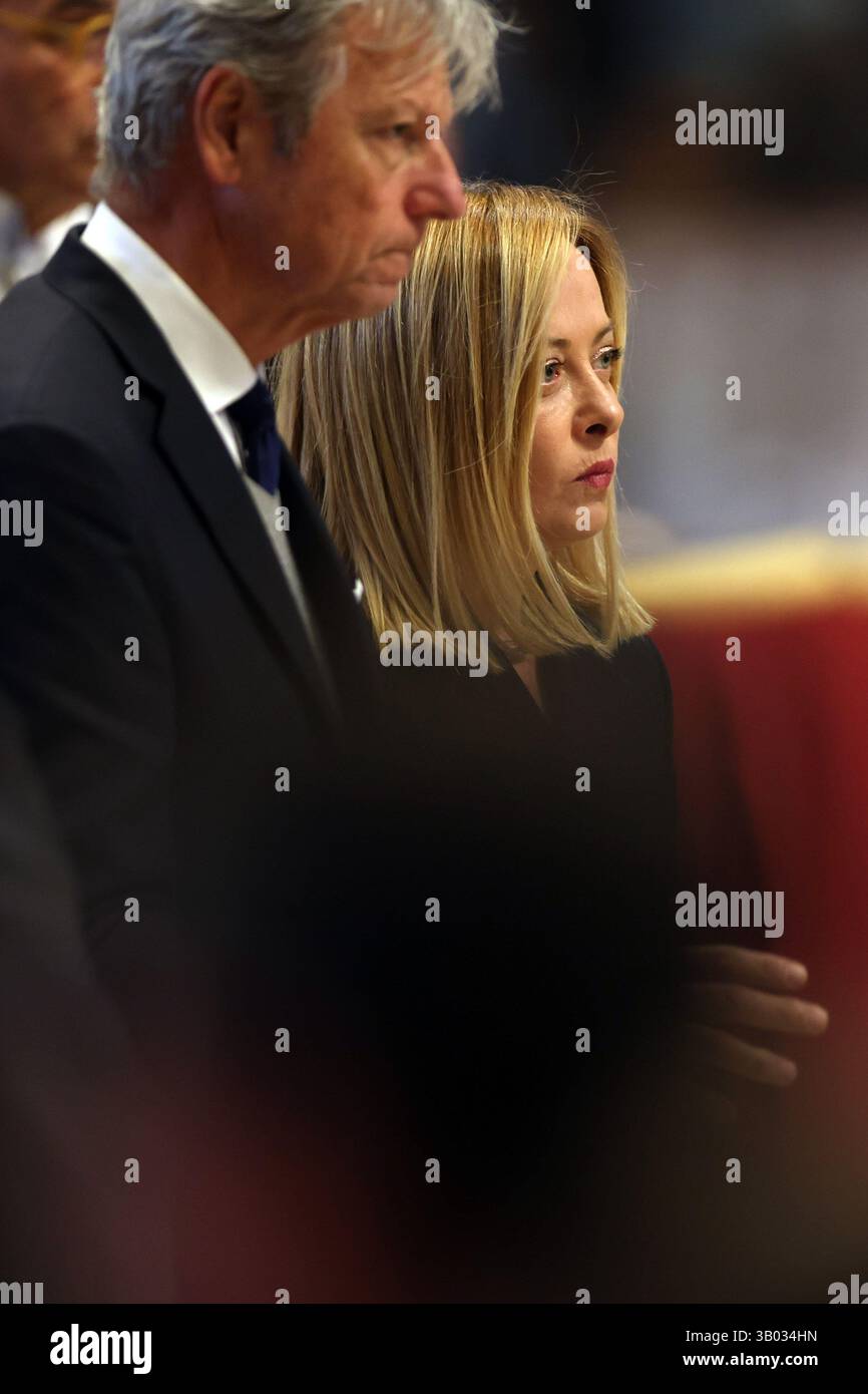 Città del Vaticano, 23 aprile 2025: La premier Giorgia Melioni molto ...