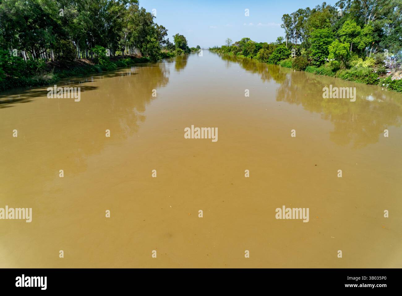 Long straight stretch of Ganga Canal in rural Uttar Pradesh, India ...