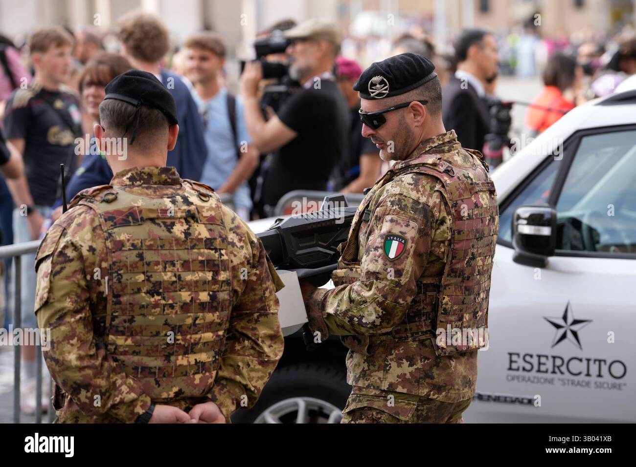 Rome, Italy. 23rd Apr, 2025. A member of the Italian army holds an anti ...