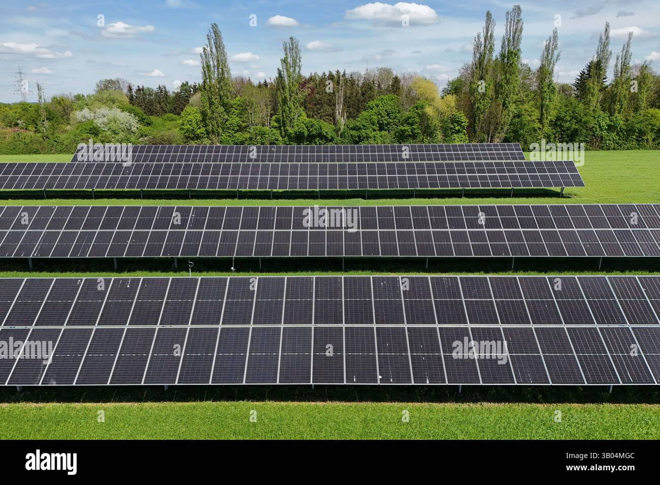 Grub, Deutschland. 23rd Apr, 2025. Linear-tracking agri-PV research and ...