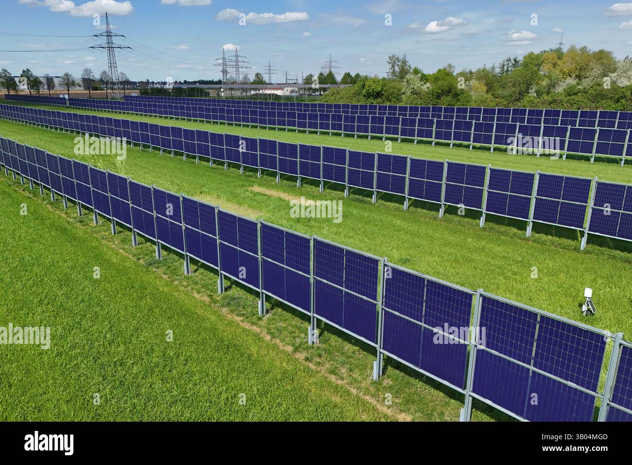 Grub, Deutschland. 23rd Apr, 2025. Vertical Agri-PV research and ...