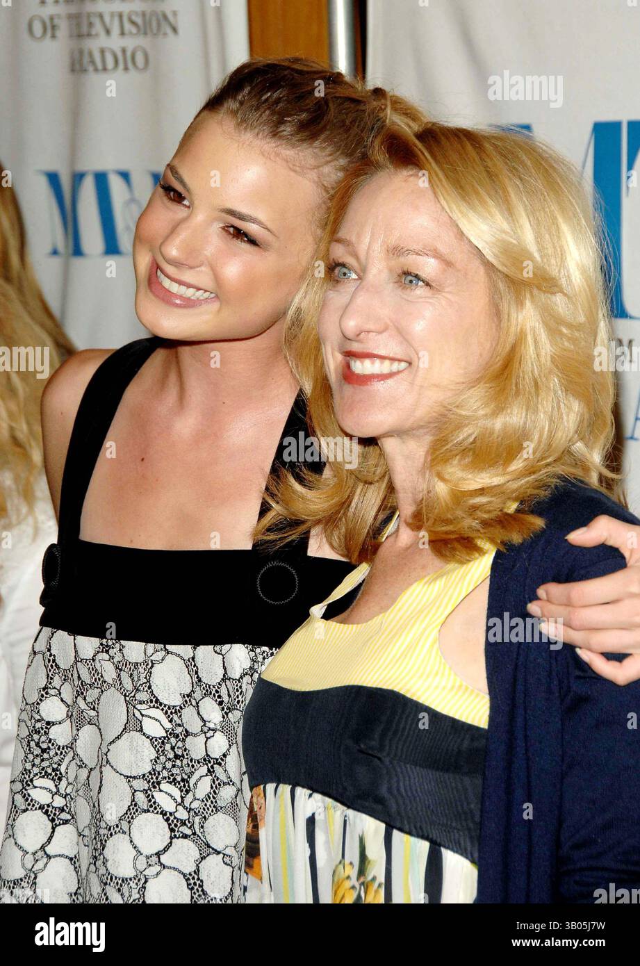Emily vancamp patricia wettig brothers hi-res stock photography and images - Alamy