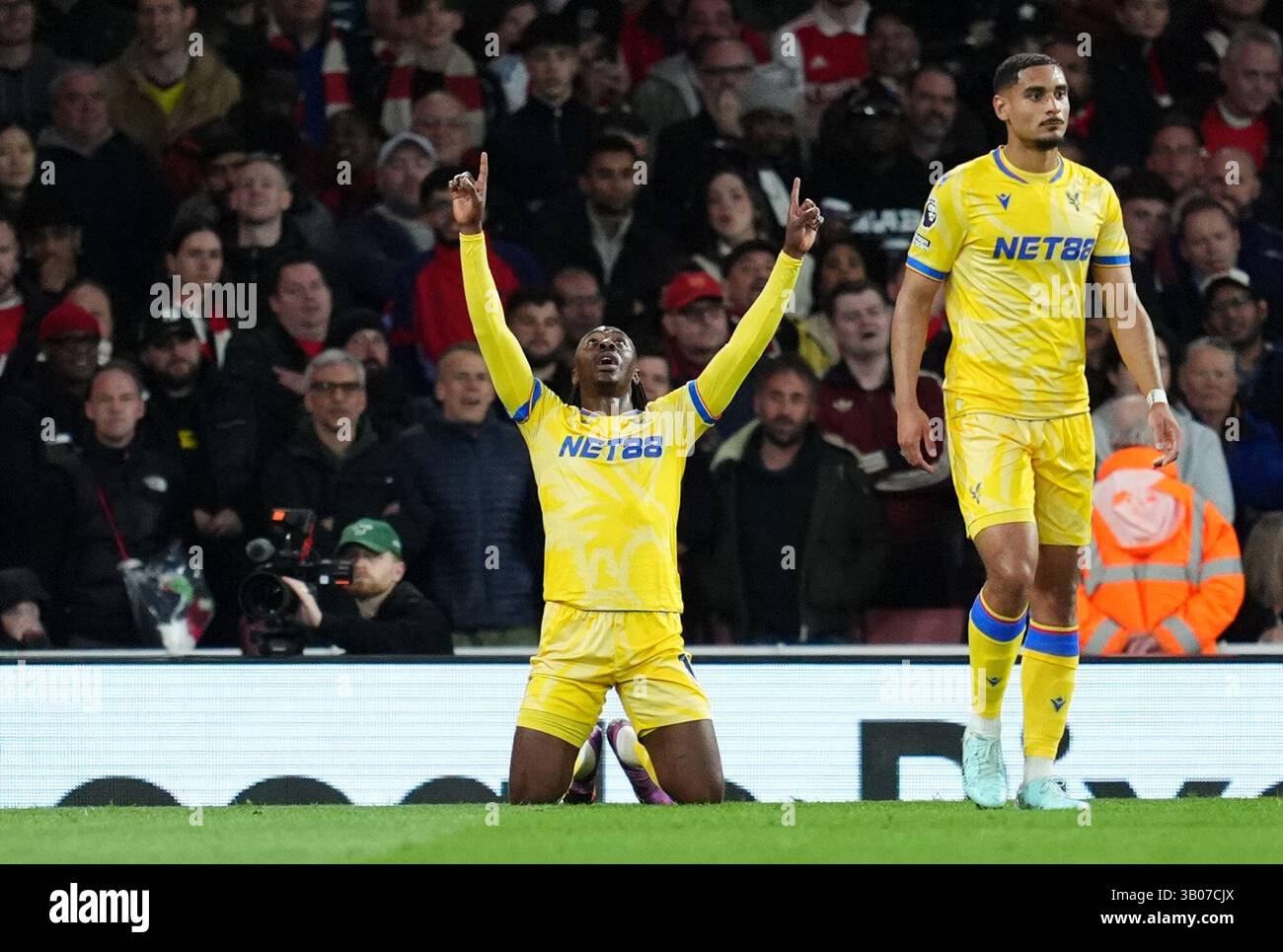 Crystal Palace's Eberechi Eze celebrates scoring their side's first ...