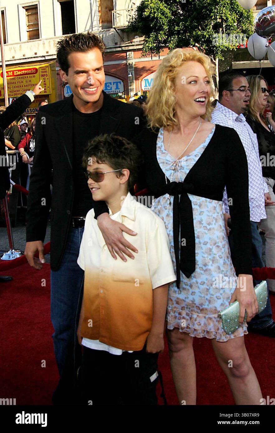 June 27, 2005 - Hollywood, California, U.S. - K43941EG.WAR OF THE ...