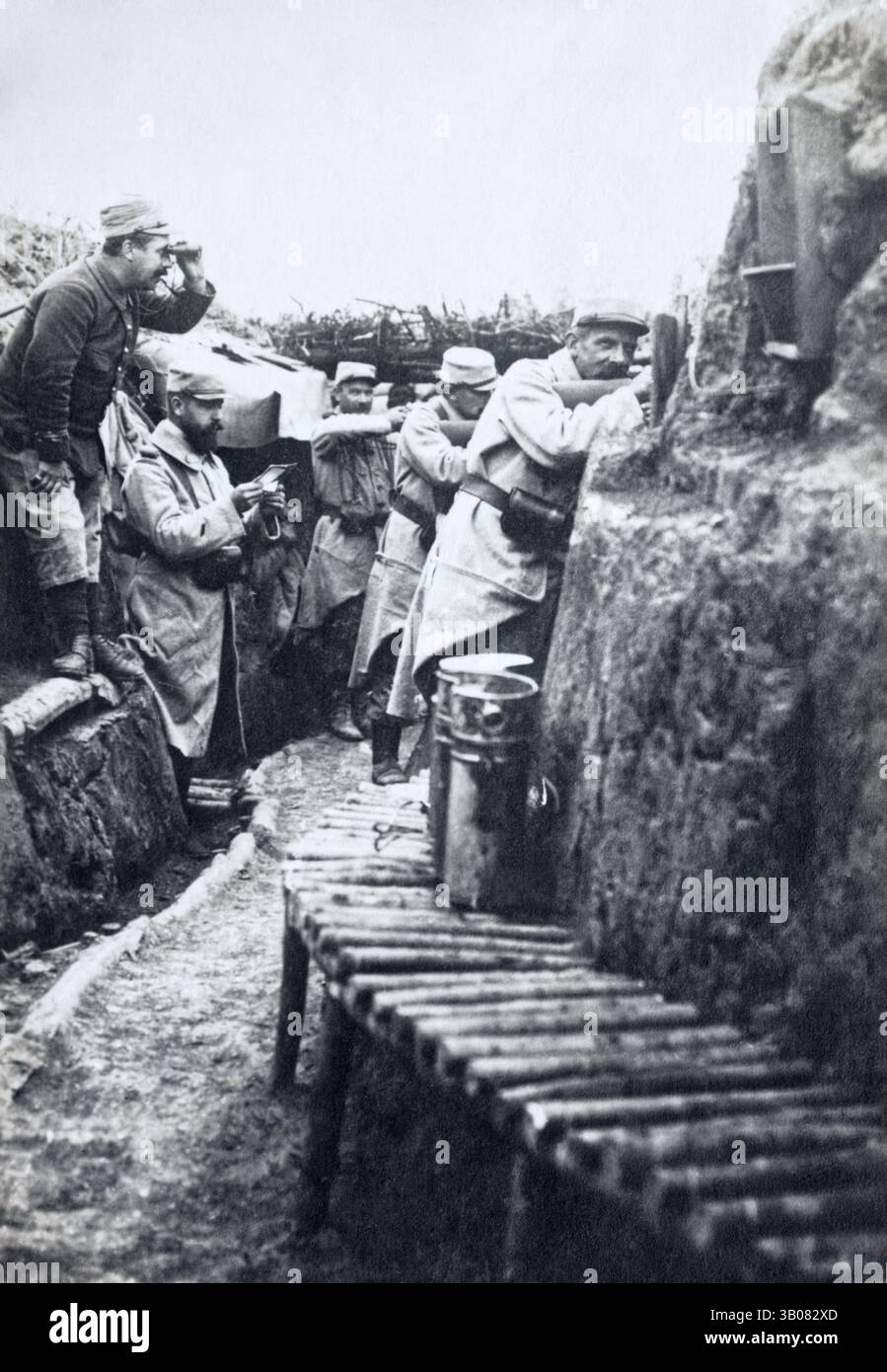 French soldier on guard in a trench during the First World War Stock Photo - Alamy