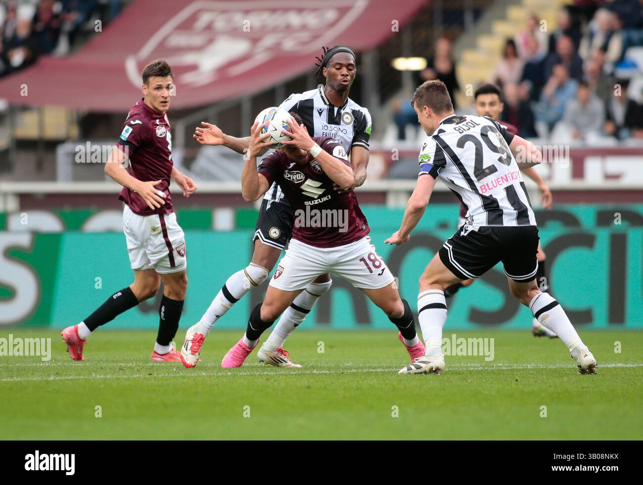 Torino, Italy. 23rd Apr, 2025. Che Adams of Torino FC during the ...