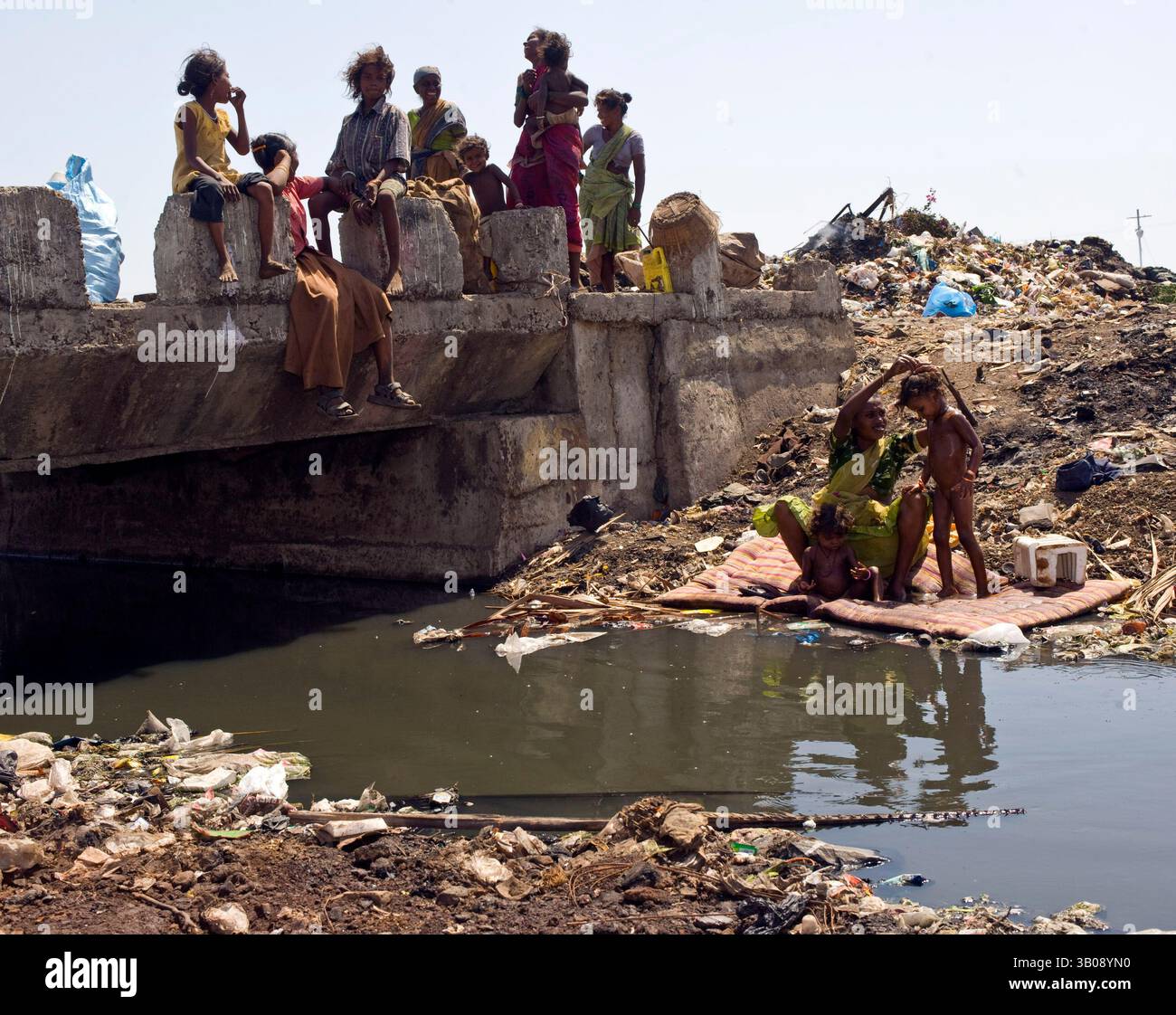 Apr 28, 2010 - Mumbai, Maharashtra, India - A family of rag pickers on ...