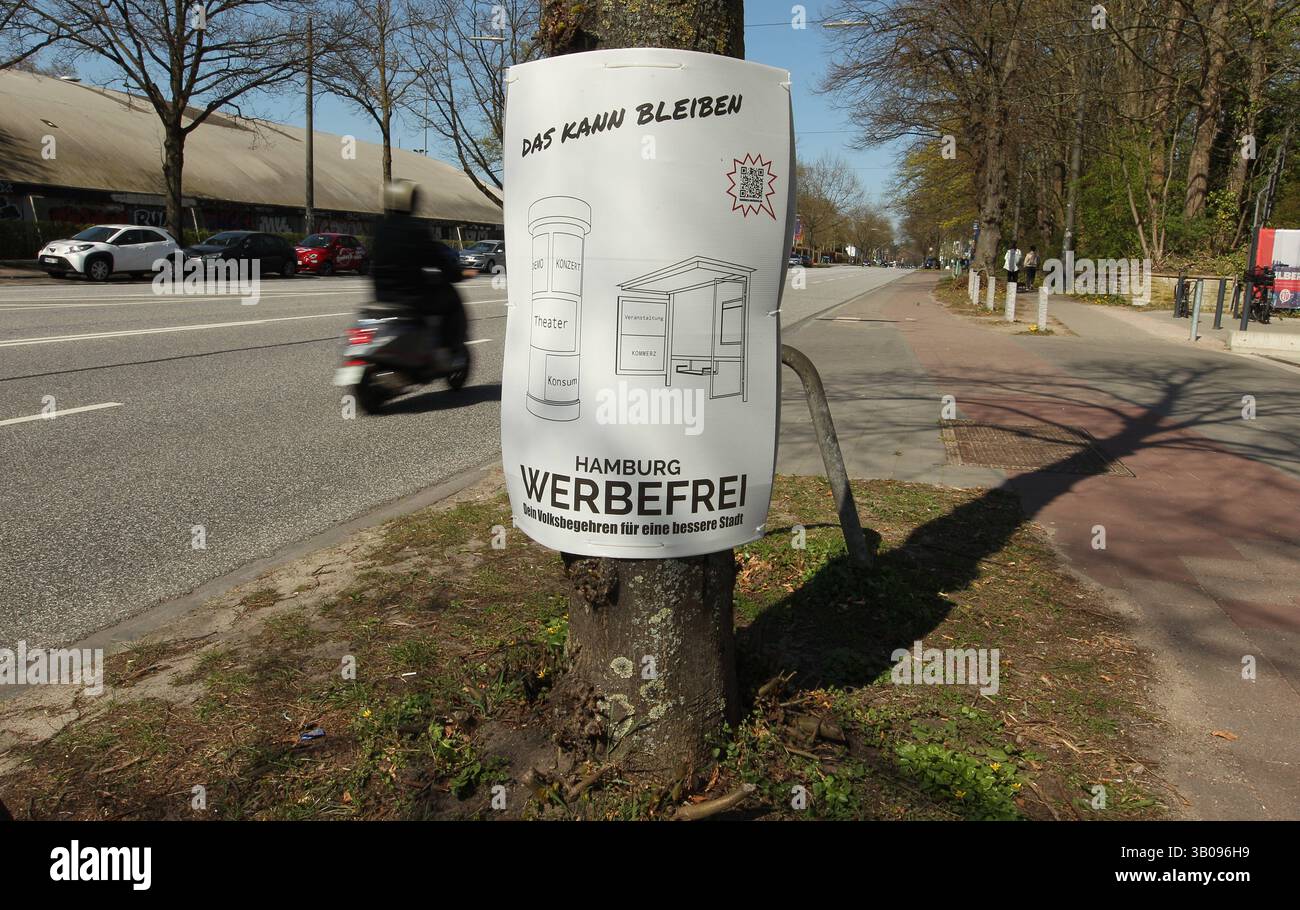 Ein Plakat der Volksinitiative Hamburg Werbefrei wurde an einem Baum am ...