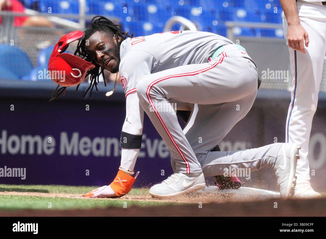 Cincinnati Reds' Elly De La Cruz steals third base on a groundout by ...