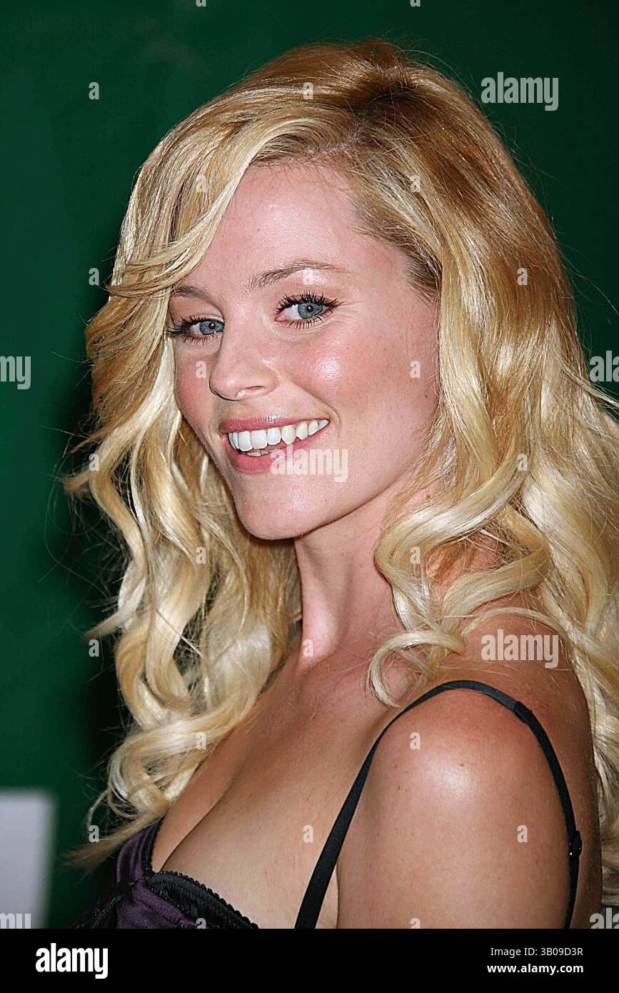 Jan. 2, 2000 - New York, New York, U.S. - ELIZABETH BANKS ARRIVING AT ...