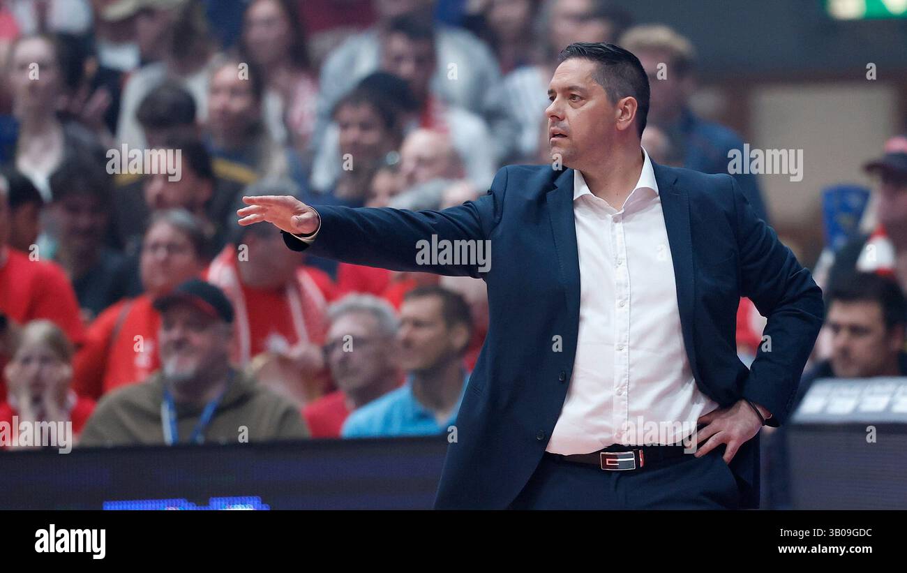 Head-Coach Sasa Filipovski (Wuerzburg Baskets) gibt Anweisungen. 23.04. ...