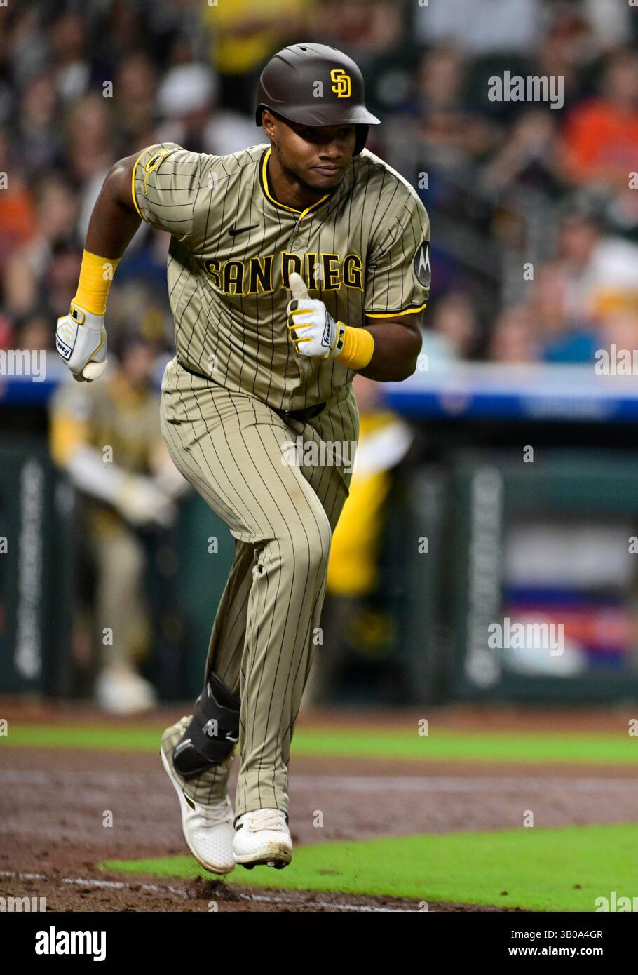 San Diego Padres left field Oscar Gonzalez (39) hits an RBI single. To ...