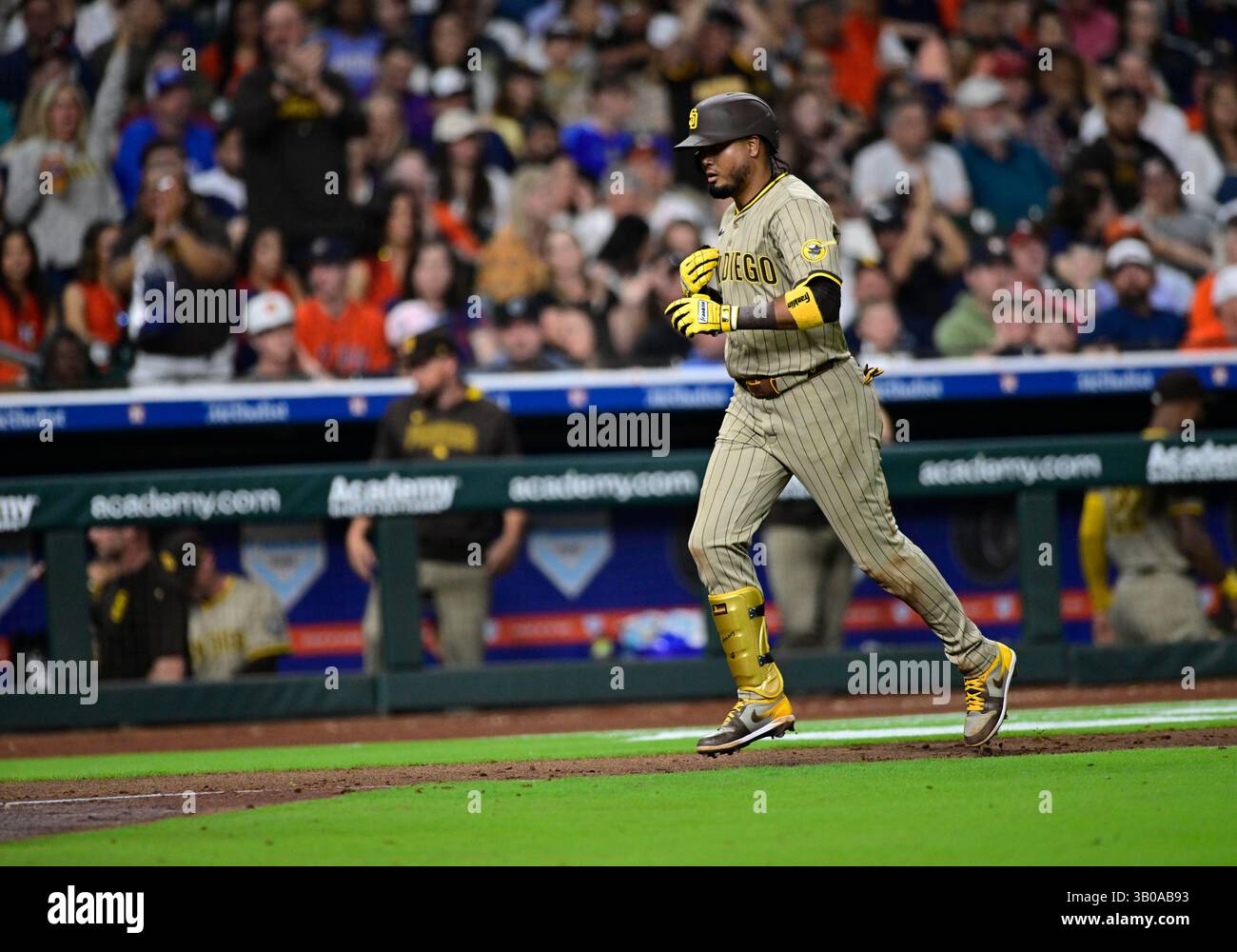 San Diego Padres first base Luis Arraez (4) performs this sign of the ...