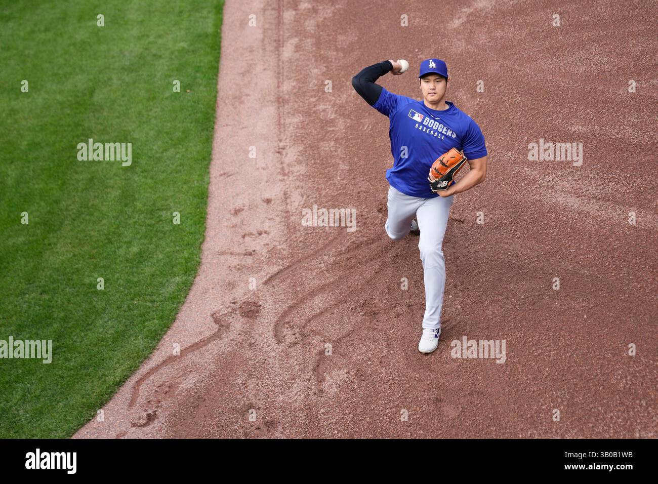 Los Angeles Dodgers' Shohei Ohtani warms up before a baseball game ...