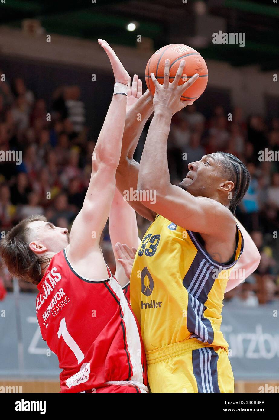 David McCormack (ALBA Berlin, 33) ?berspringt Zachary Seljaas (Wuerzburg Baskets, 1), 23.04.2025 ...