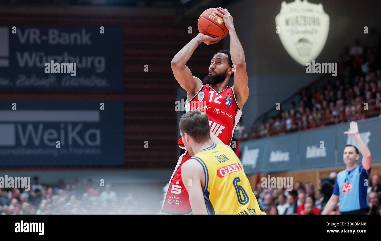 Im Bild: Davion Mintz (Wuerzburg Baskets, 12) mit dem Dreier in der ...