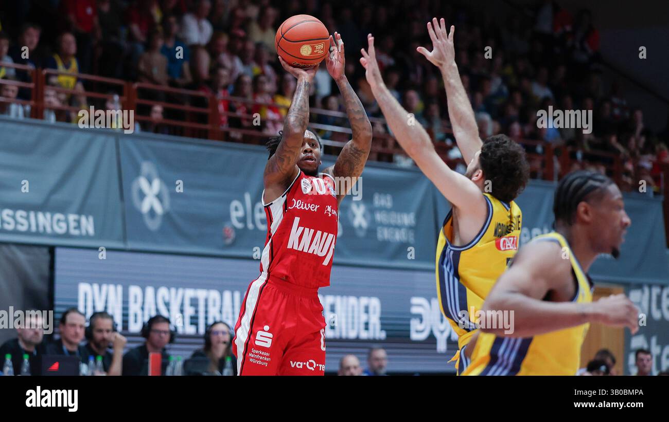 Im Bild: v.li. Mike Lewis II (Wuerzburg Baskets, 0) mit dem Dreier ...