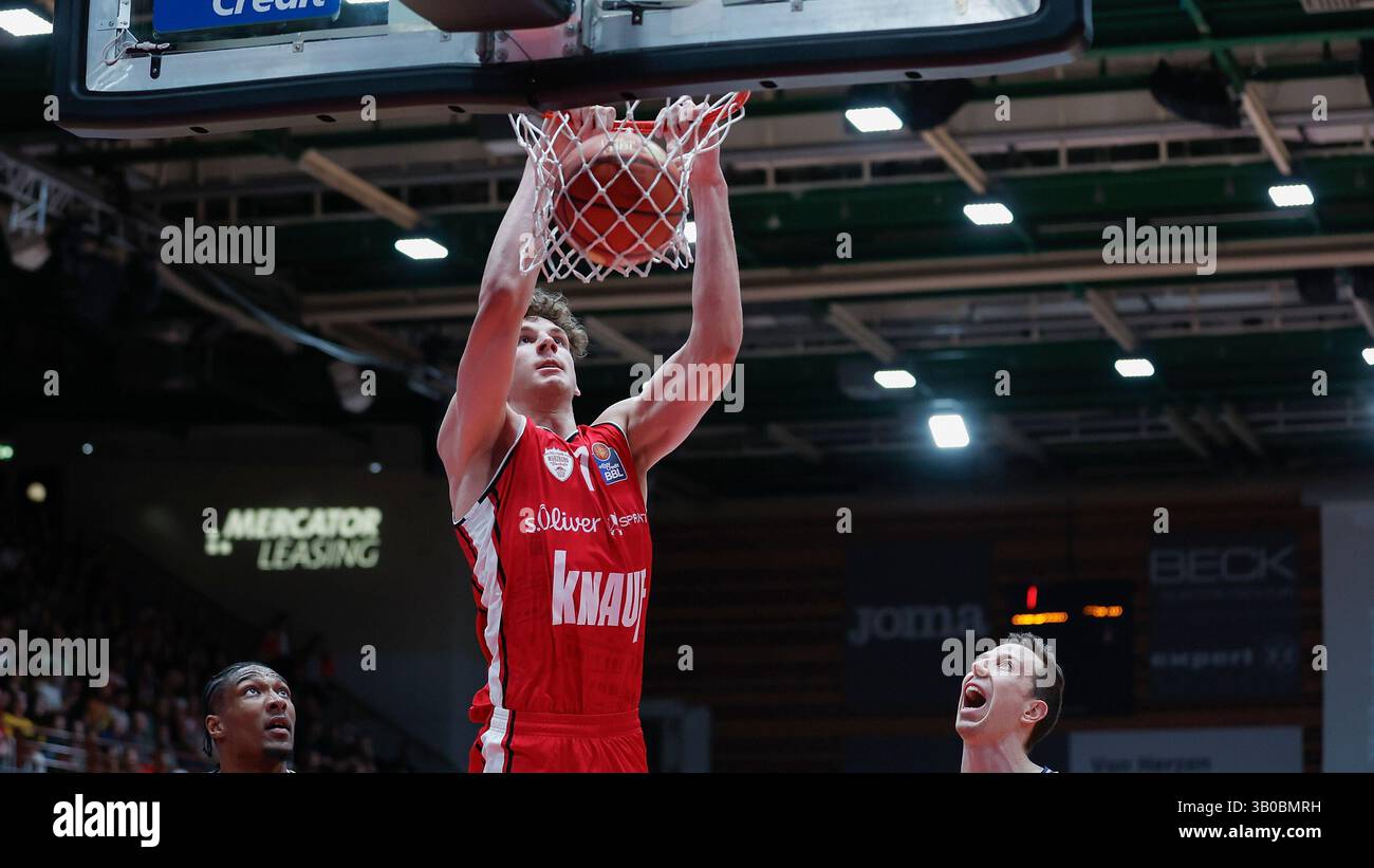 Im Bild: v.li. David McCormack (ALBA Berlin, 0), Hannes Steinbach ...
