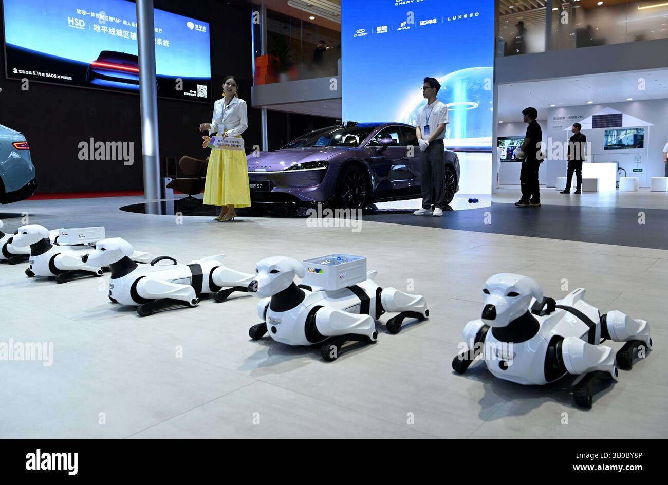 Visitors are viewing the exhibited products such as vehicles and robots ...
