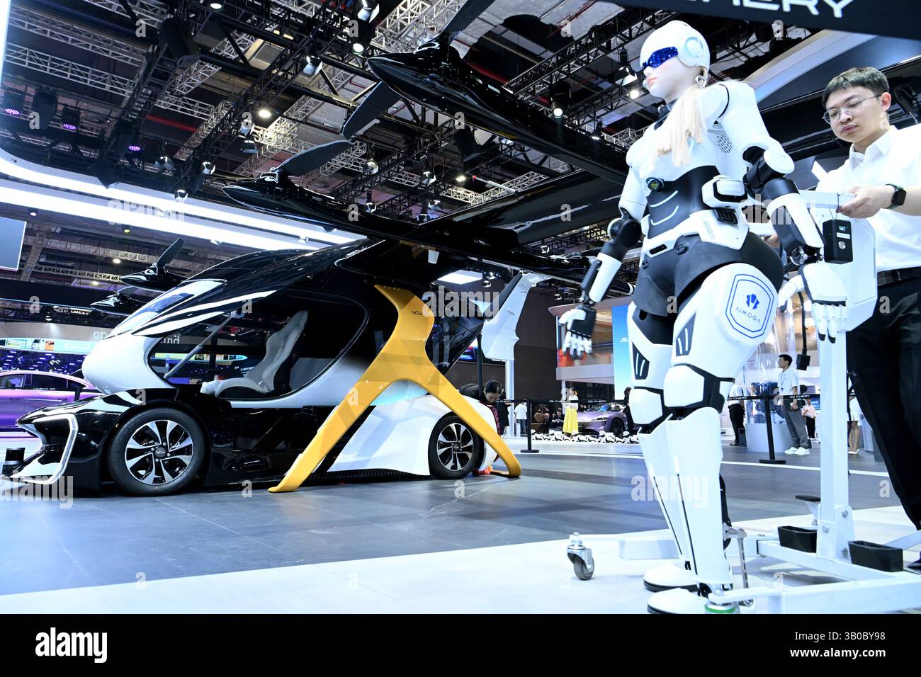 Visitors are viewing the exhibited products such as vehicles and robots ...