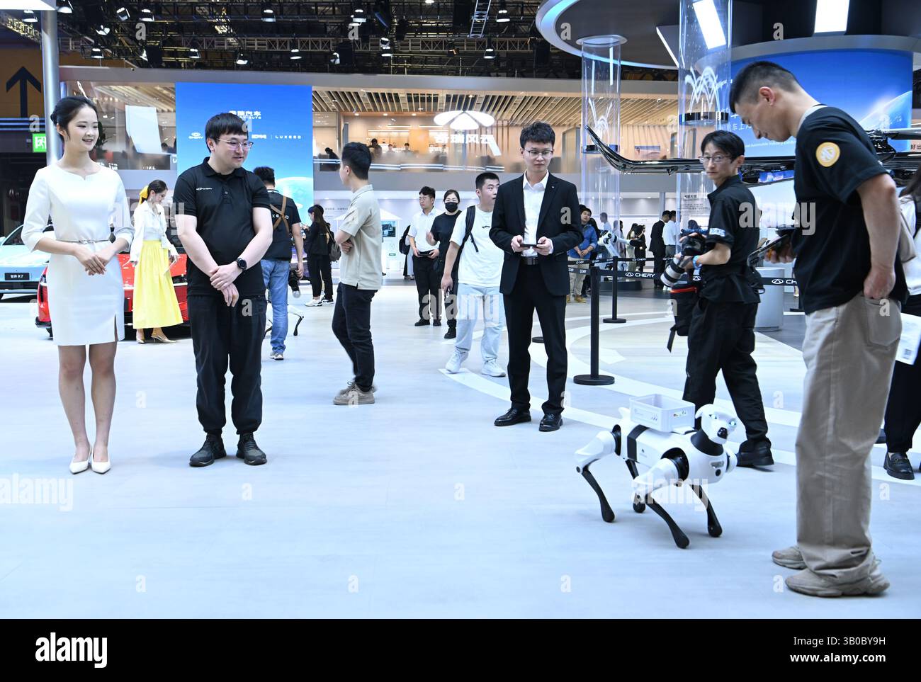 Visitors are viewing the exhibited products such as vehicles and robots ...