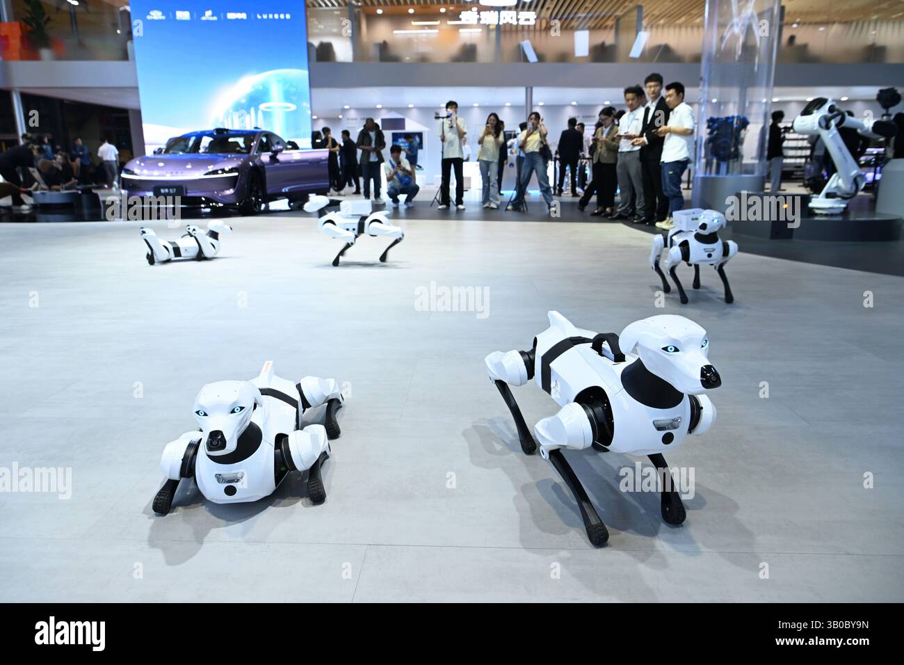 Visitors are viewing the exhibited products such as vehicles and robots ...