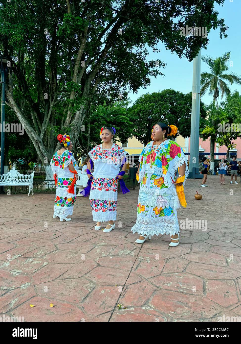 Yucatecan dance hi-res stock photography and images - Alamy