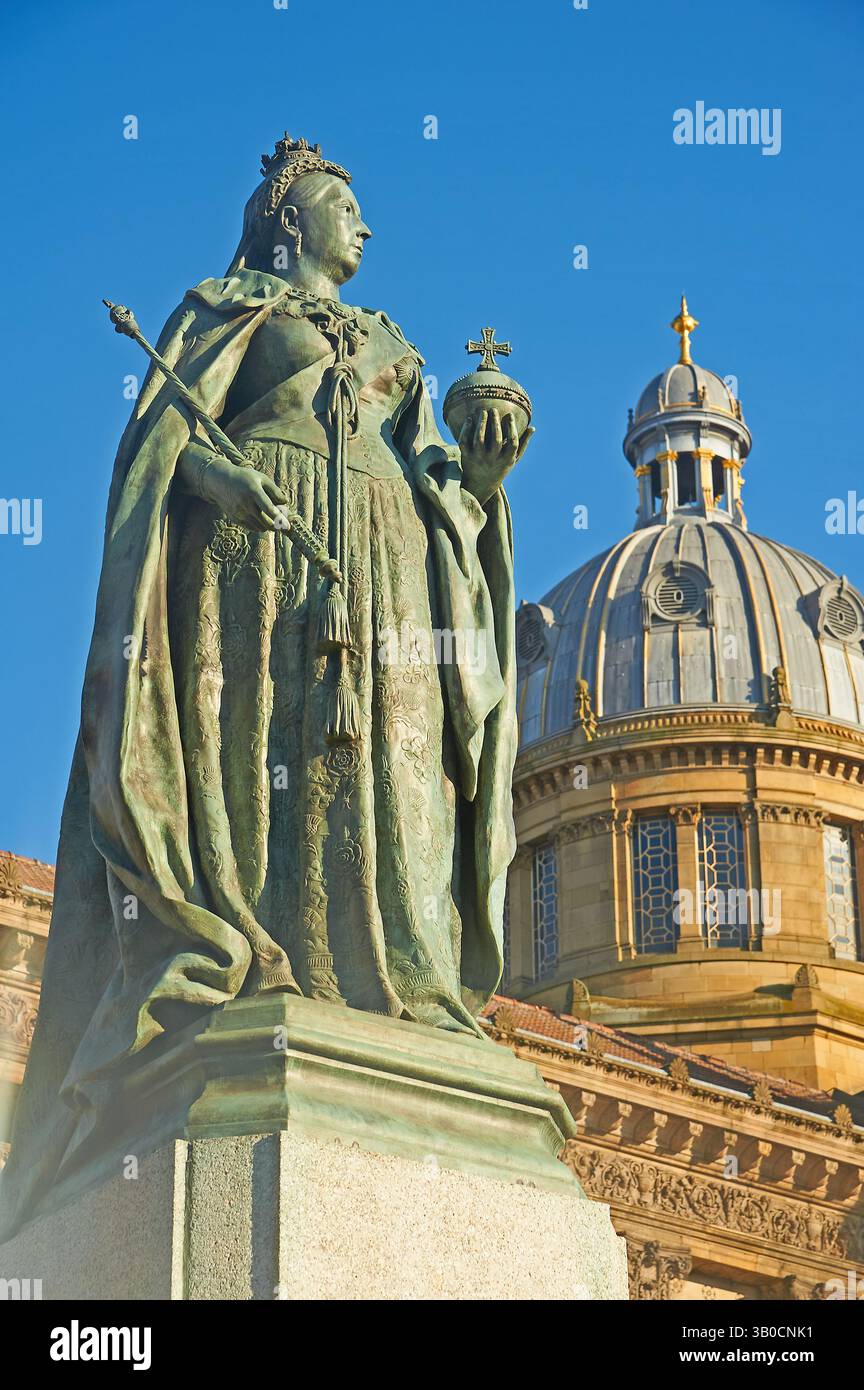 Statue of Queen Victoria in Birmingham city centre Stock Photo - Alamy