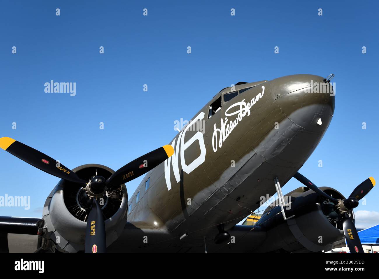 Douglas 47 skytrain ww hi-res stock photography and images - Alamy