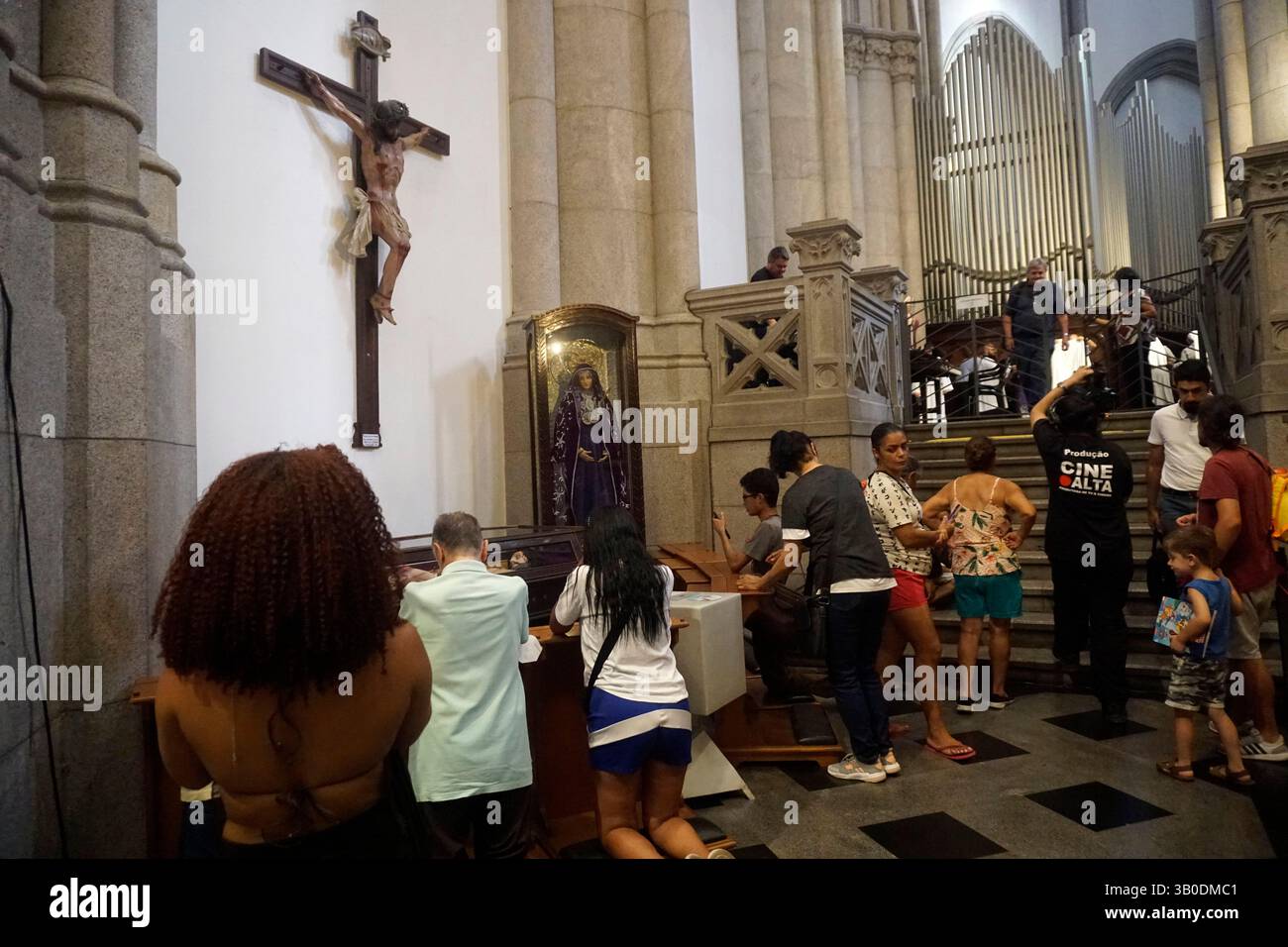 Believers pray after the death of Pope Francis in the Se Cathedral on ...
