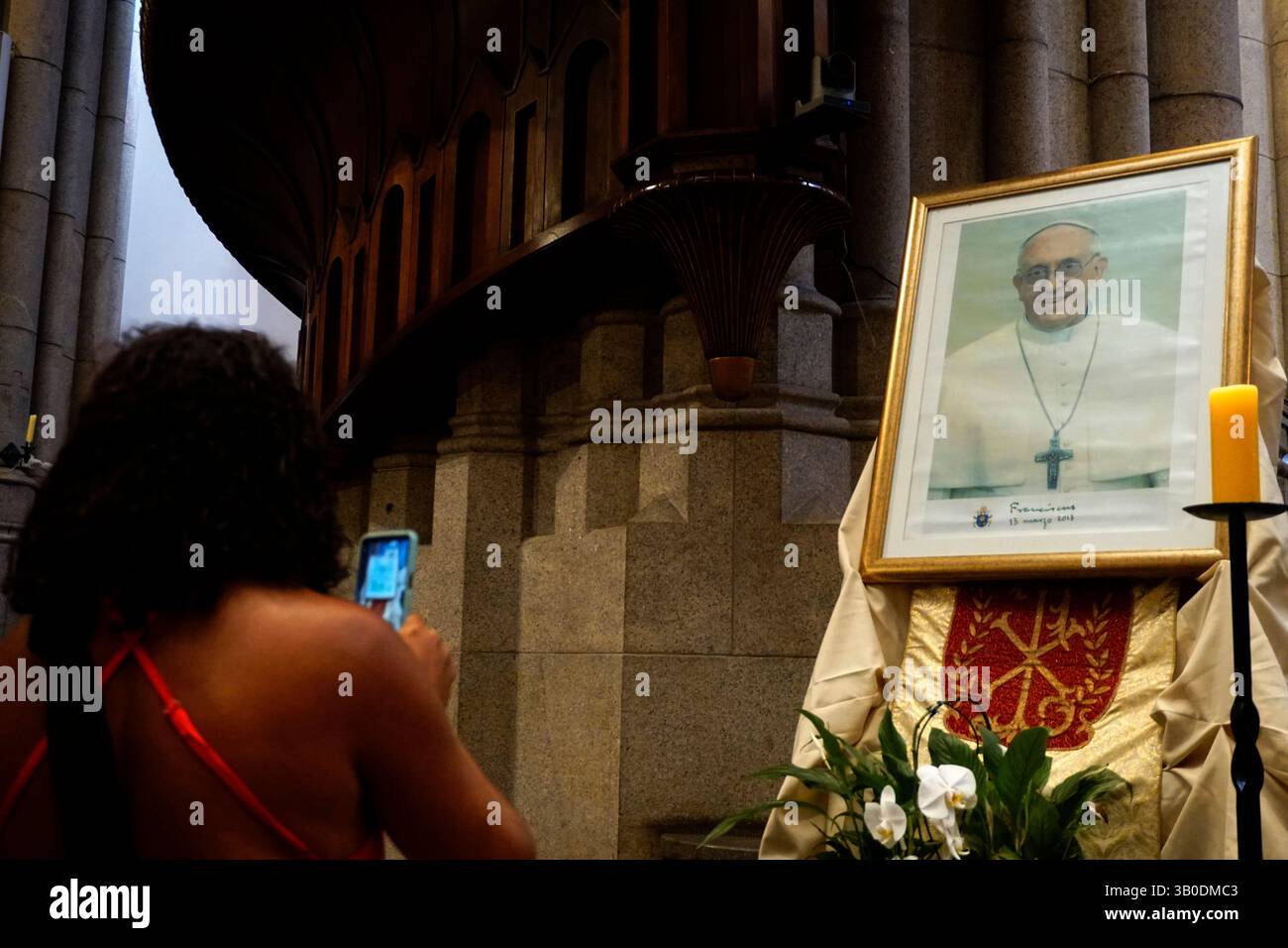 Believers pray after the death of Pope Francis in the Se Cathedral on ...