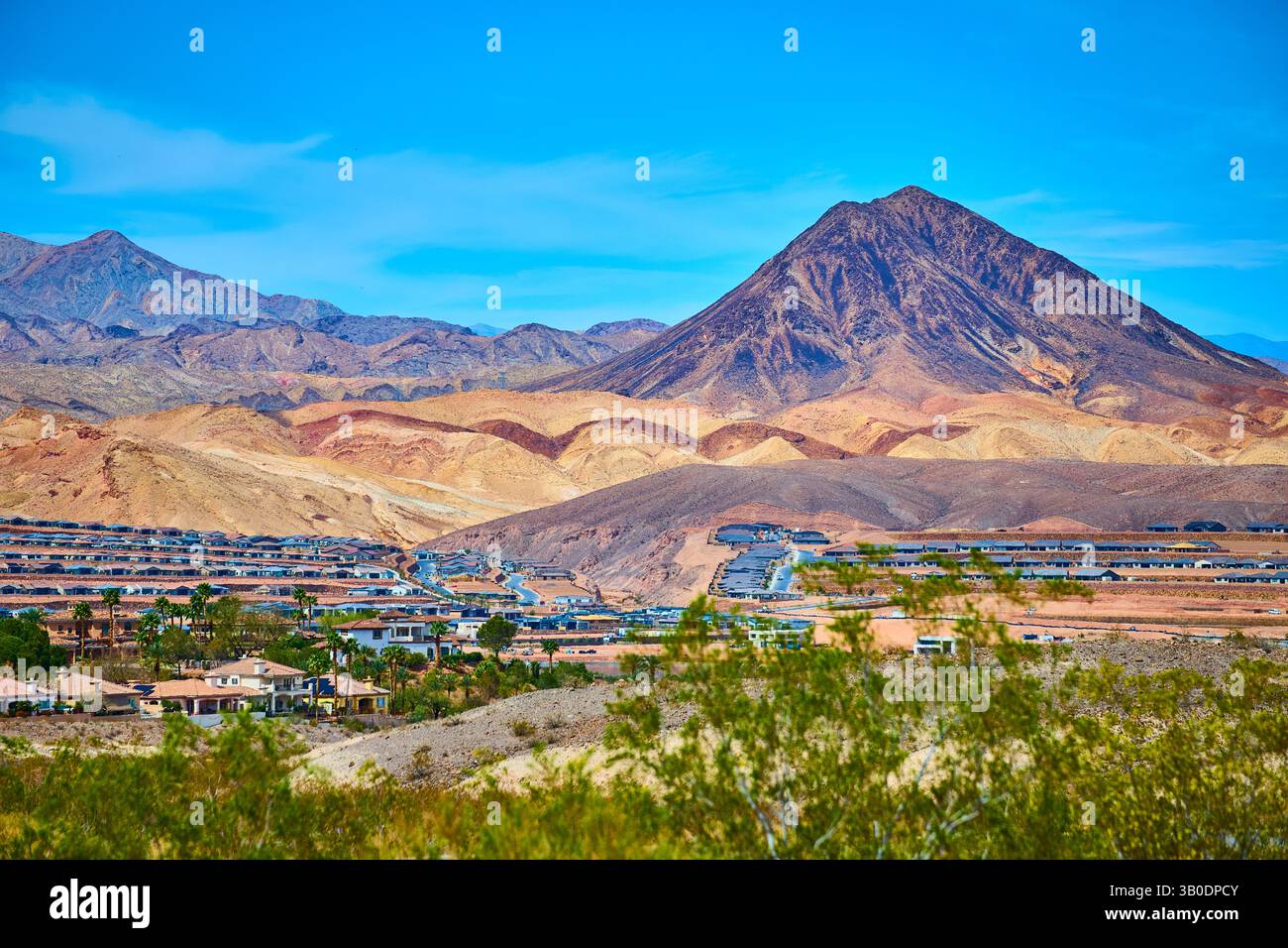Desert suburbia mountains midday hi-res stock photography and images ...