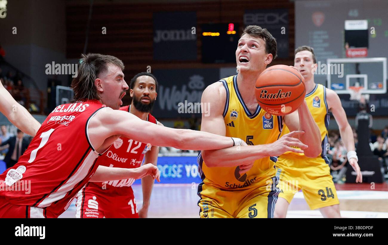 v.l. Zachary Seljaas (Wuerzburg Baskets, 1) und Yanni Wetzell (ALBA ...