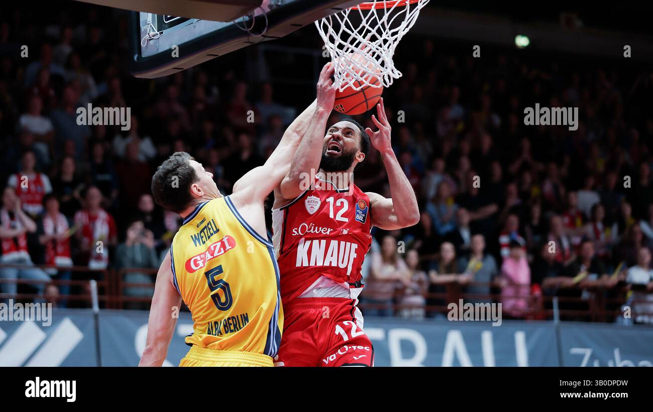 Im Bild: v.li. Yanni Wetzell (ALBA Berlin, 0) gegen den Korbleger von Davion Mintz (Wuerzburg ...
