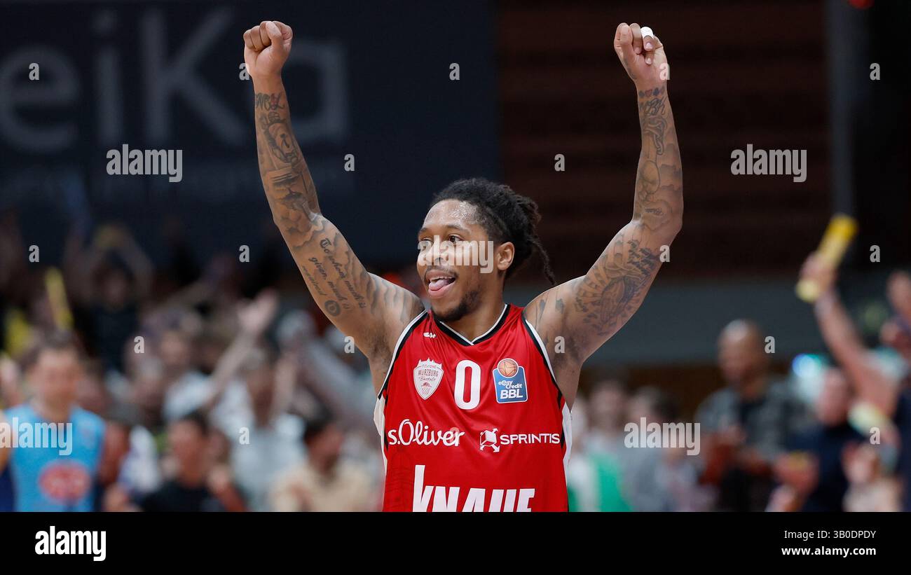 Mike Lewis II (Wuerzburg Baskets, 0) bejubelt den Sieg gegen Alba. 23. ...