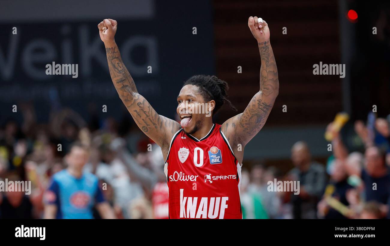 Mike Lewis II (Wuerzburg Baskets, 0) bejubelt den Sieg gegen Alba. 23. ...