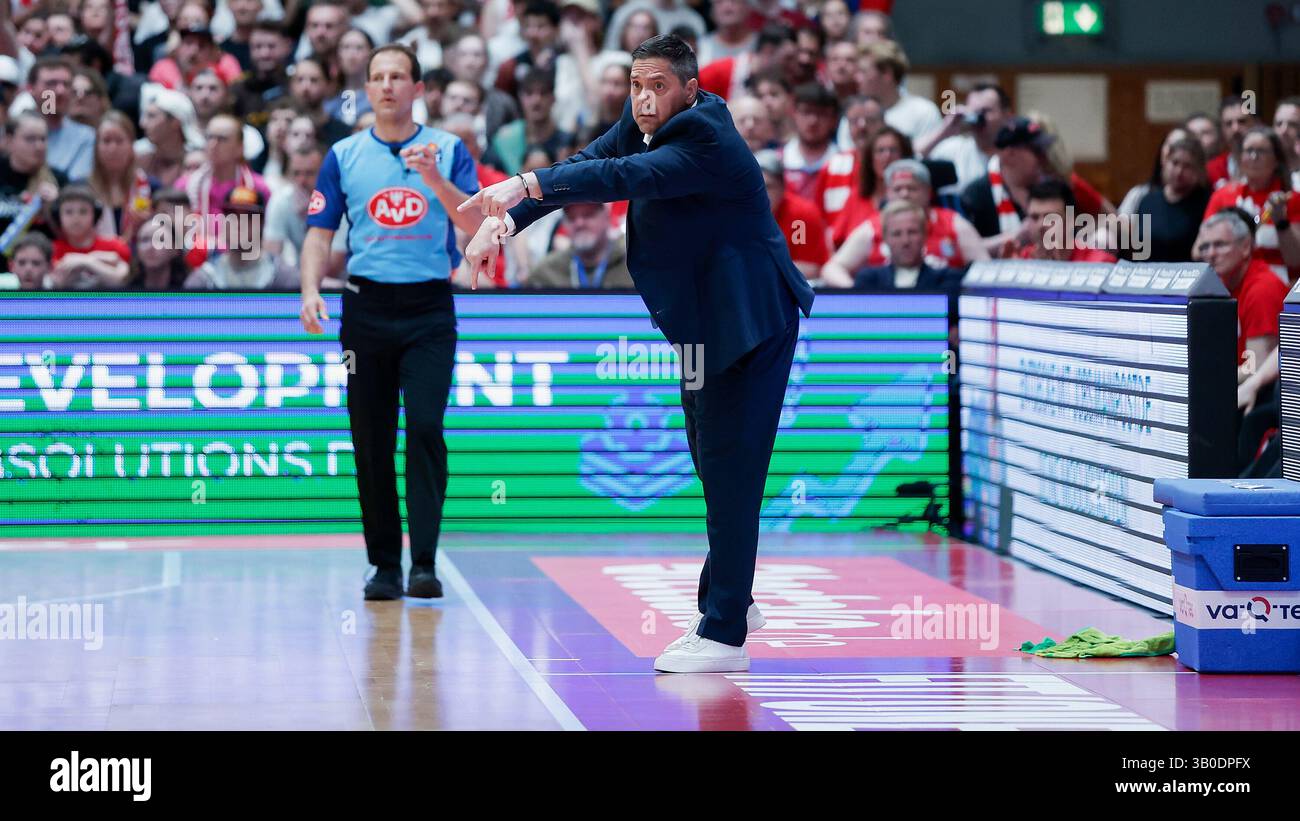 Im Bild: Head-Coach Sasa Filipovski (Wuerzburg Baskets), Anweisungen 23 ...