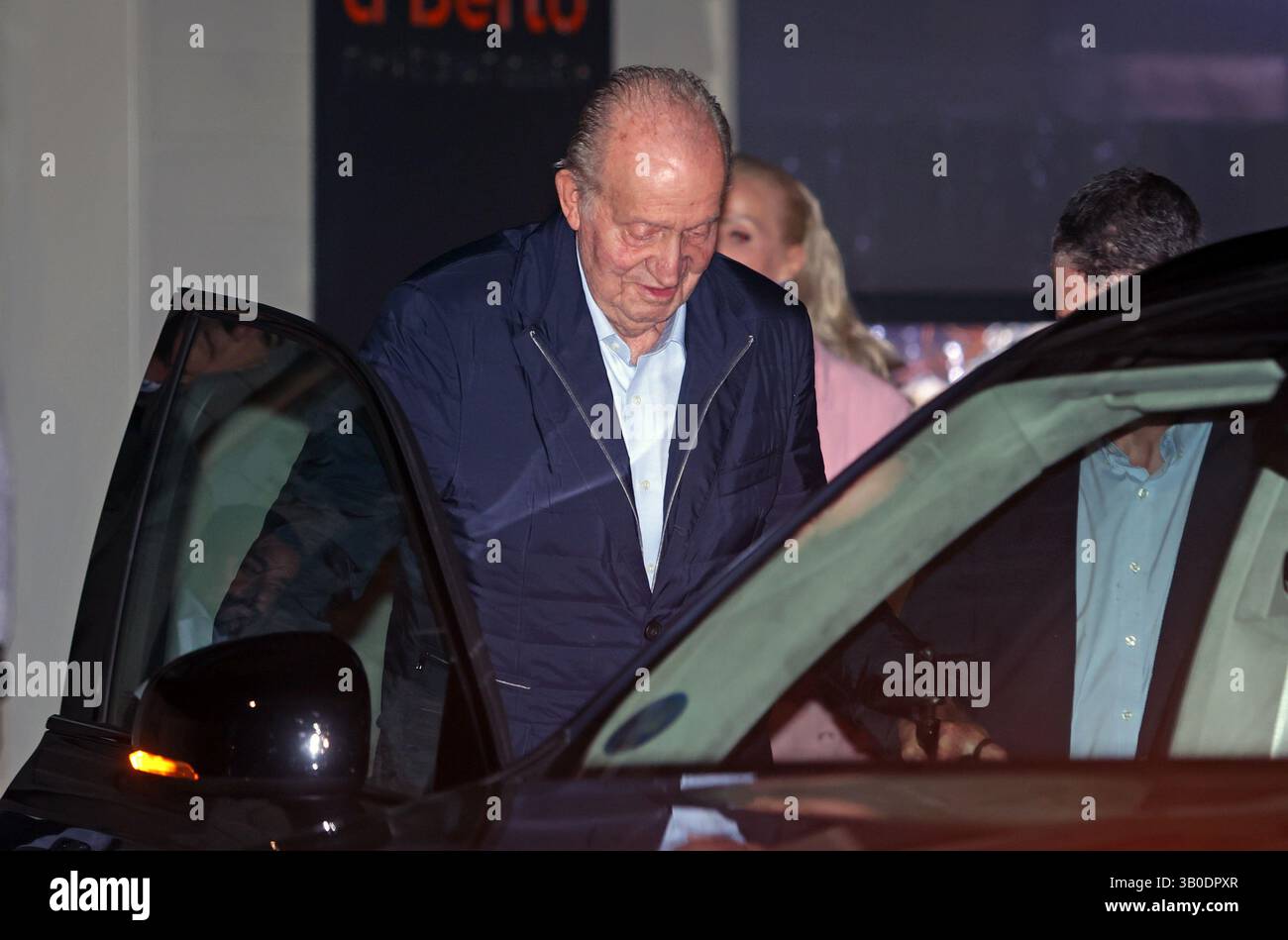 King Juan Carlos leaves the restaurant d'Berto where he had dinner with ...