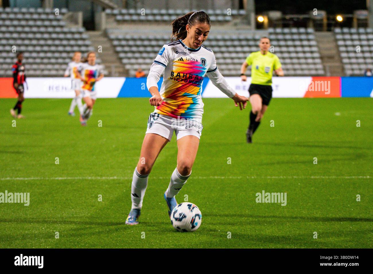Clara Mateo of Paris FC controls the ball during the Women's French ...