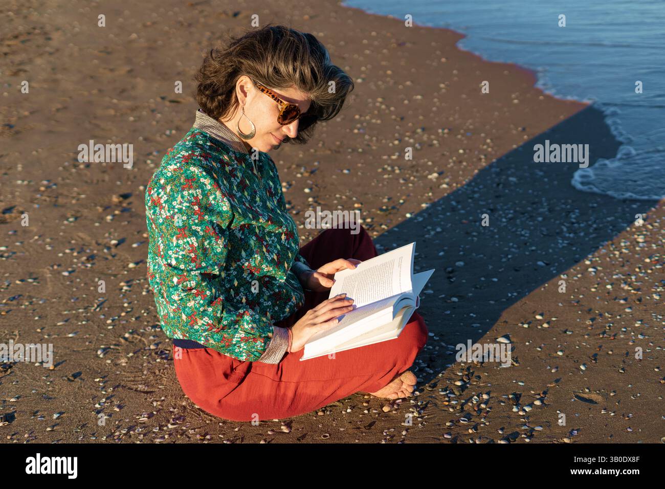 Woman enjoying freedom seashore hi-res stock photography and images - Alamy
