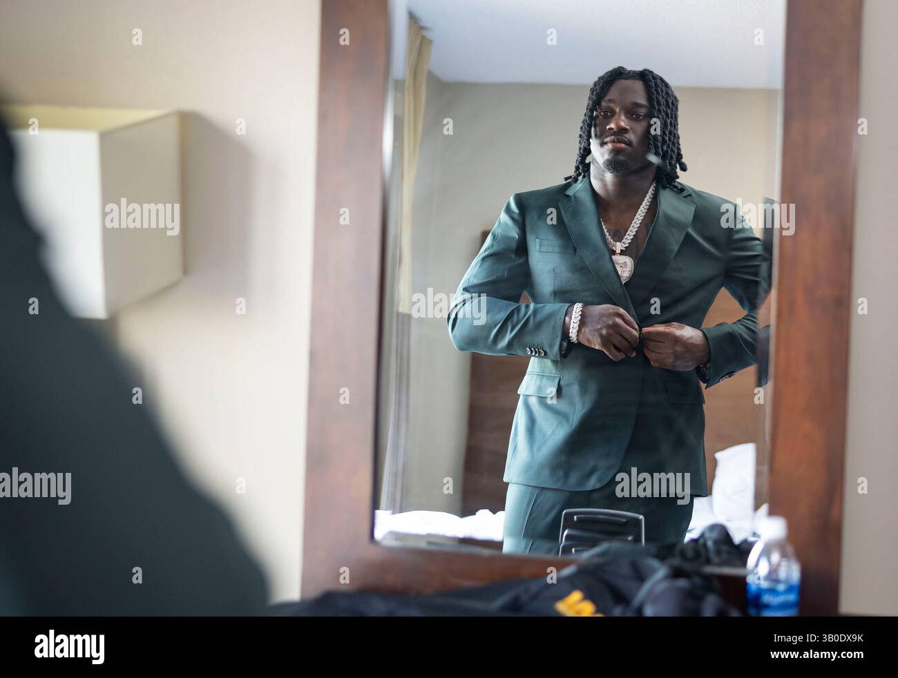 Texas A&M edge rusher Shemar Stewart tries on a suit from designer ...