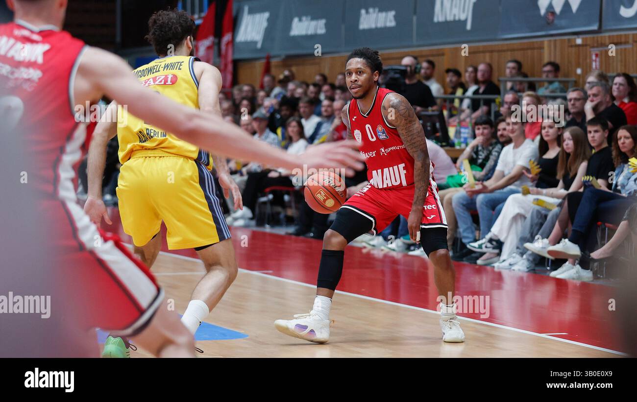 Im Bild: v.li. William McDowell-White (ALBA Berlin, 0) gegen Mike Lewis II (Wuerzburg Baskets, 0 ...